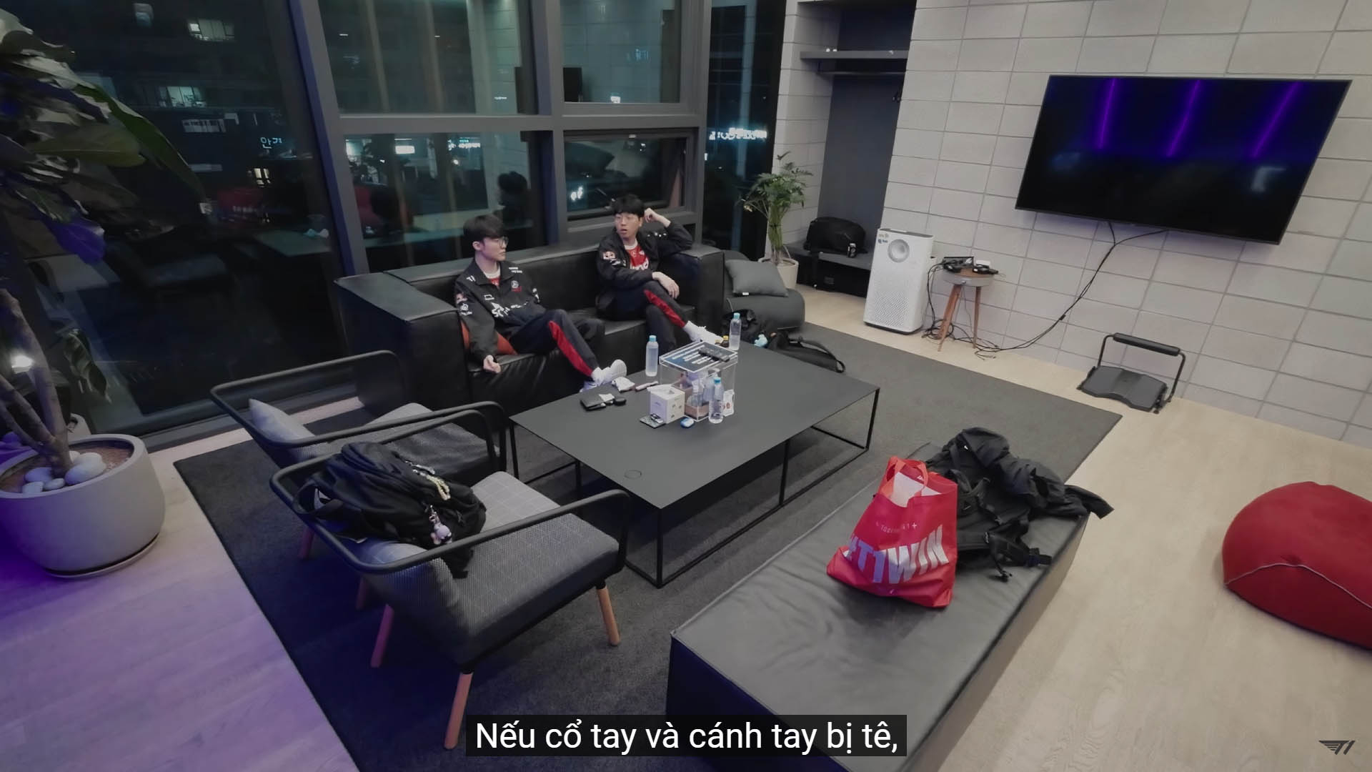 Có những chi tiết đáng chú ý nào trong phim ngắn T1 Rose Together?